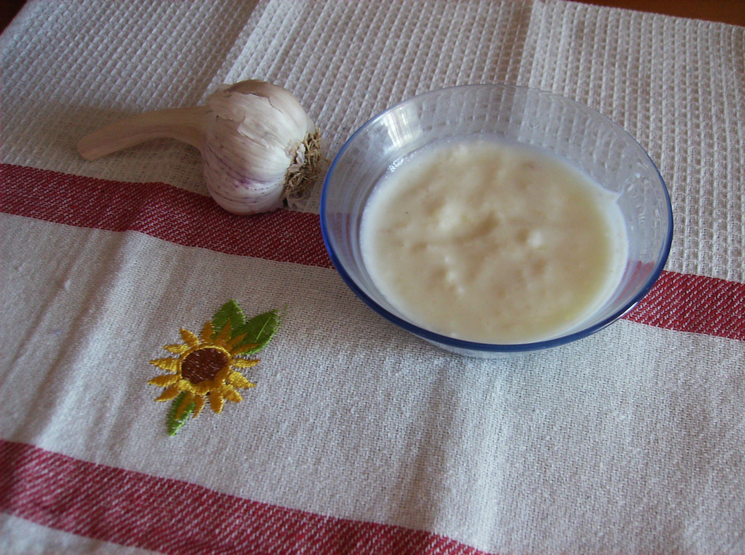 Ce se întâmplă dacă consumi zilnic câte un căţel de usturoi cu lapte ...